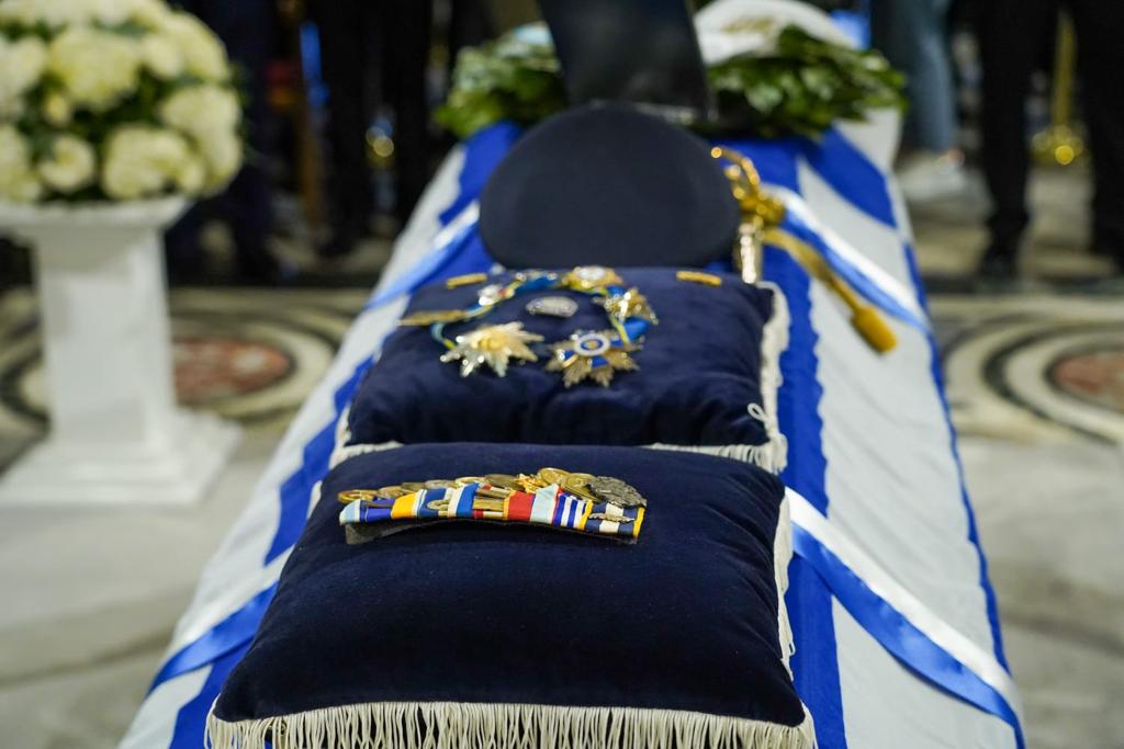 Παρουσία του Αρχηγού ΓΕΕΘΑ στην Εξόδιο Ακολουθία του Επίτιμου Αρχηγού ...